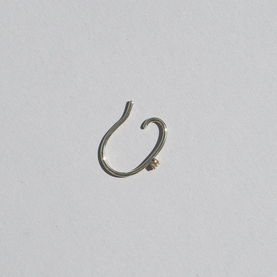 SASKIA DIEZ - SS23 - WIRE EARCUFF SOLITAIRE MINI – The Jewellery Showroom